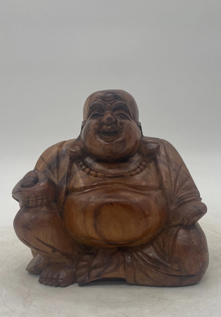 Smilende Buddha i træ – håndlavet figur fra Bali