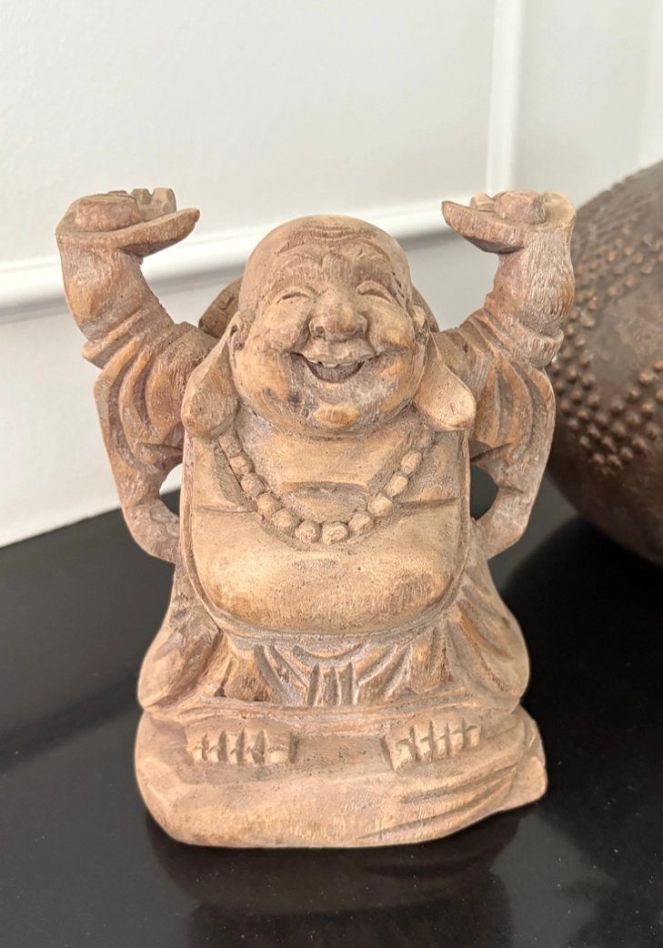 Buddha med hænderne løftet - smilende figur i træ fra Bali
